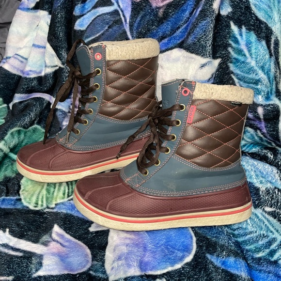 CROCS | Shoes | Crocs Vintage Thinsulate Blue And Cream Quilted Duck ...